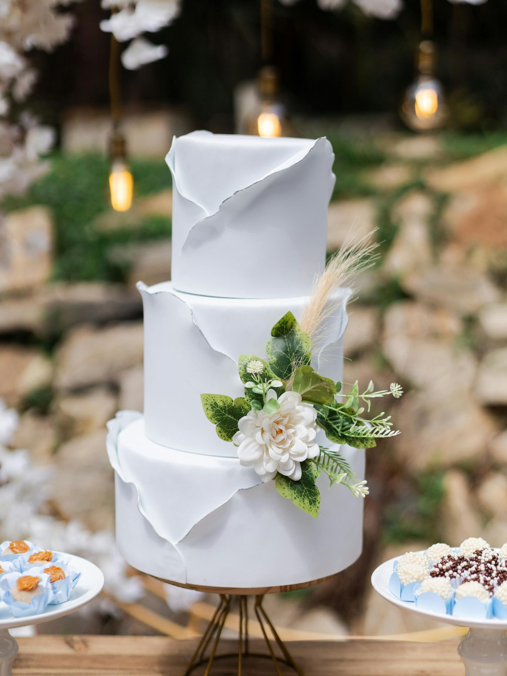 Cake Size Guide: How Many Tiers Do You Need for 150 Guests? | Eventifai ...